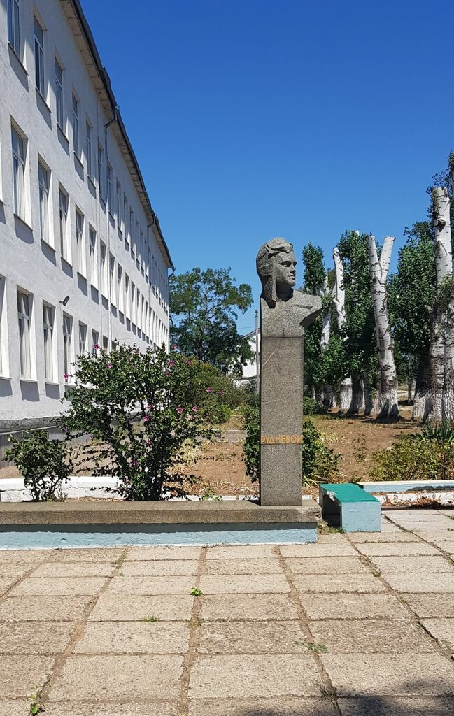 Anıt, heykel Памятник советской лётчице Е.М. Рудневой, Kerç, foto