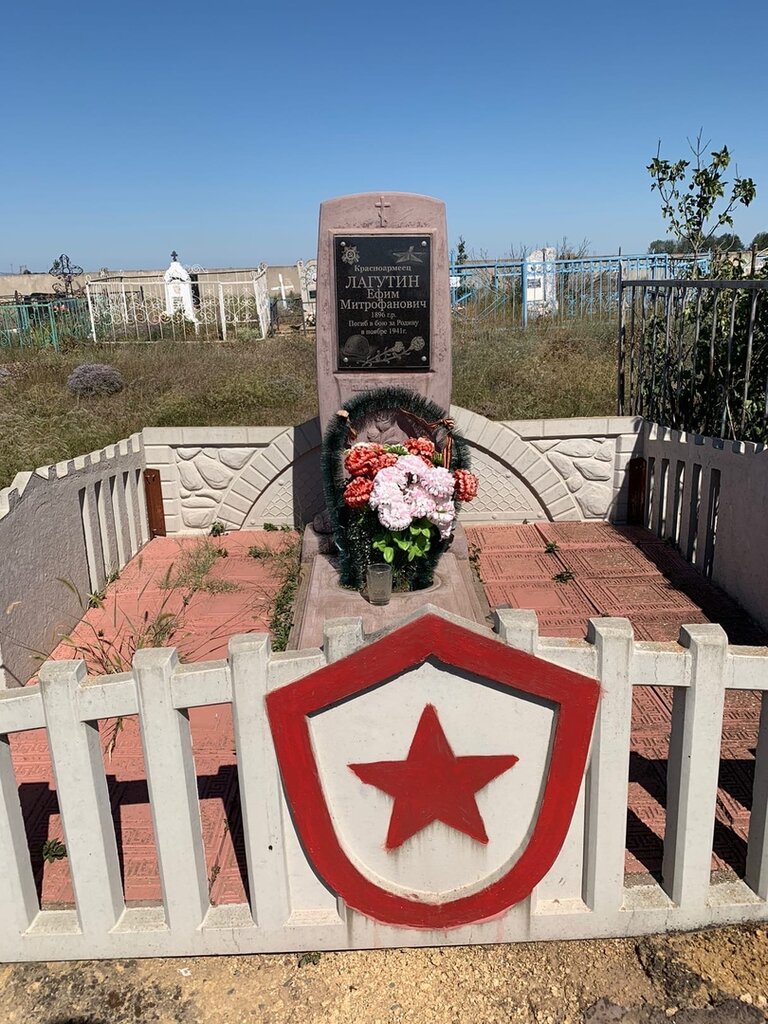 Ünlü kişilerin mezarları Советский воин С.М. Лагутин, Kırım Cumhuriyeti, foto