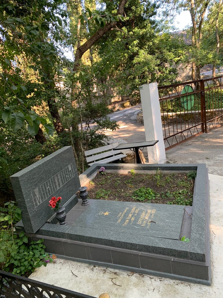 Ünlü kişilerin mezarları Герой Советского Союза Г.А. Мазитов, Yalta, foto