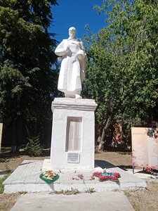 Неизвестный солдат (Tyumen Region, Vagayskiy munitsipalny okrug, selo Dubrovnoye, Traktovaya ulitsa), anıt, heykel  Tümen (Tiumenskaya) oblastından