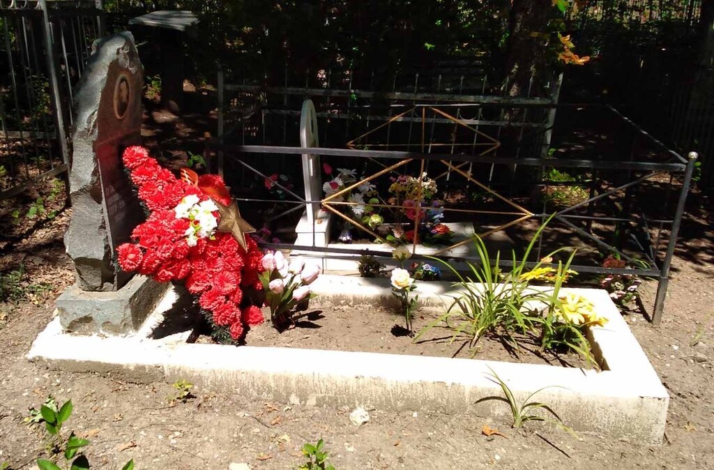 Ünlü kişilerin mezarları Майор и партизан Хоакин Фейхоо, Kırım Cumhuriyeti, foto