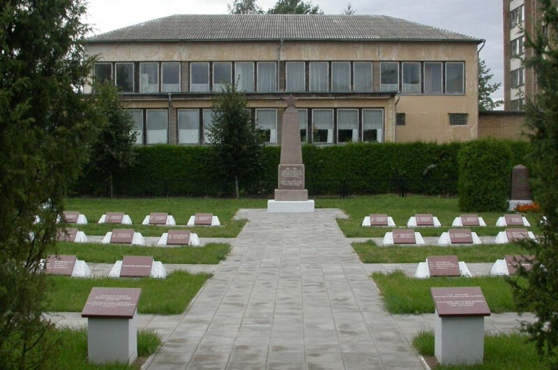 Anıt, heykel Воинское кладбище, Panevezys Vilayeti, foto