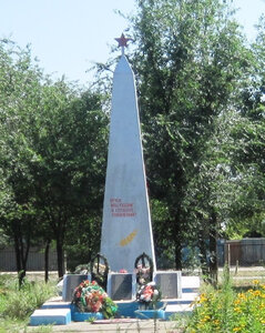 Обелиск воинам–землякам, павшим в годы ВОВ (Astrakhan Region, Enotaevskiy District, selo Lenino), anıt, heykel  Astrahanskaya oblastından