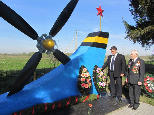 Anıt, heykel Memorial to the fallen pilots, Kalujskaya oblastı, foto