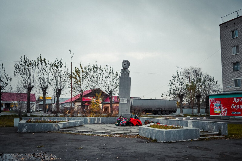 Anıt, heykel Г.П. Кунавин, Bogdanoviç, foto