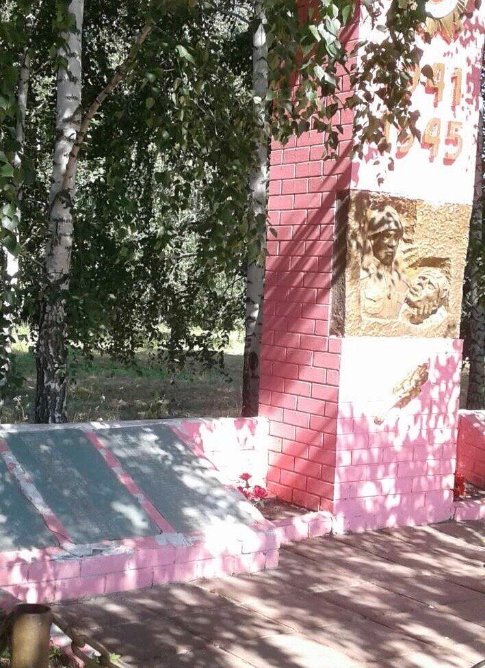 Anıt, heykel Стела воинам, погибшим в годы Великой Отечественной войны, Saratovskaya oblastı, foto