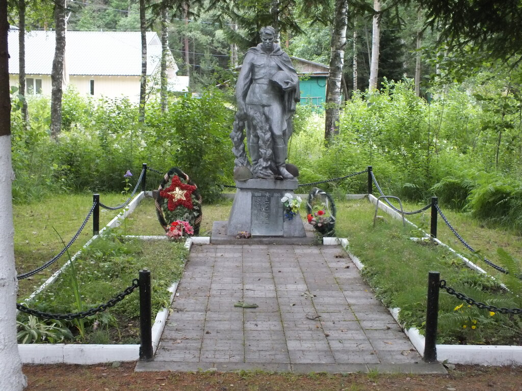 Anıt, heykel Братская могила советских воинов, погибших в борьбе с фашистами, Primorsk, foto
