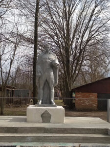 Солдат-Освободитель (Tula Region, Arsenyevskiy rayon, munitsipalnoye obrazovaniye Astapovskoye, posyolok Pervomayskiy, Shkolnaya ulitsa), anıt, heykel  Tulskaya oblastından