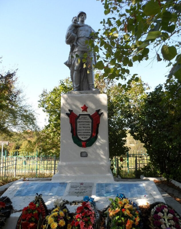 Anıt, heykel Неизвестный солдат, Krasnodarski krayı, foto