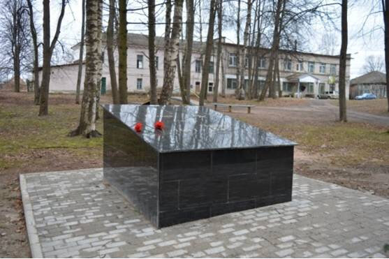 Anıt, heykel Братская могила партизан, погибших в 1941 году, Novgorodskaya oblastı, foto
