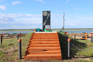 Труженикам запасного военного аэродрома авиаперегоночной трассы Аляска-Сибирь в период Великой Отечественной войны (Republic of Sakha (Yakutia), Megino-Kangalasskiy ulus, selo Tyungyulyu), anıt, heykel  Saha Cumhuriyeti'nden (Yakutistan'dan)