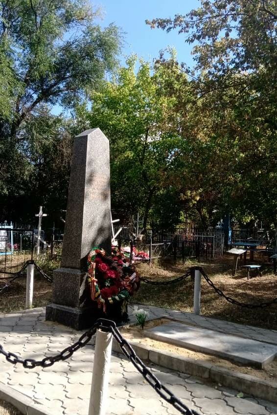 Anıt, heykel Братская могила, Saratovskaya oblastı, foto