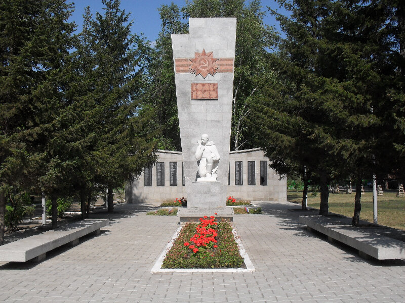 Anıt, heykel Мемориал воинам-землякам, погибшим в годы Великой Отечественной войны, Altayski krayı, foto