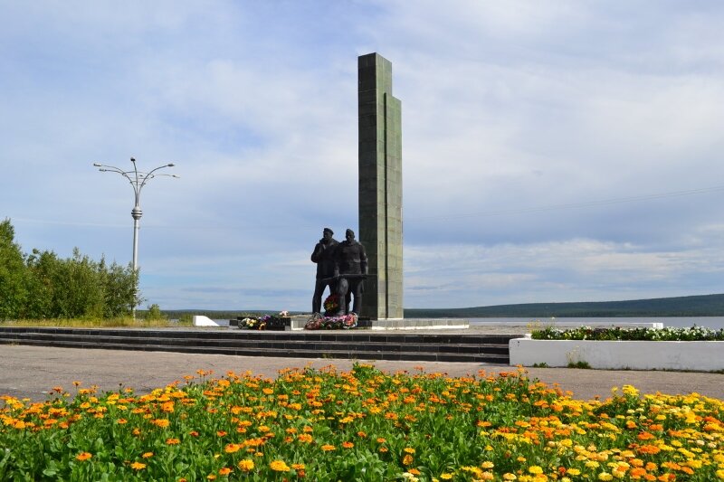 Anıt, heykel Защитникам Заполярья, Monchegorsk, foto