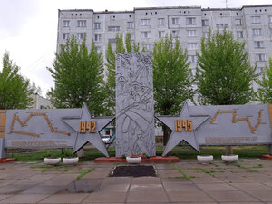 Стела 75-й Гвардейской отдельной добровольческой бригаде (Omsk, ulitsa 75-y Gvardeyskoy Brigady), anıt, heykel  Omsk'tan