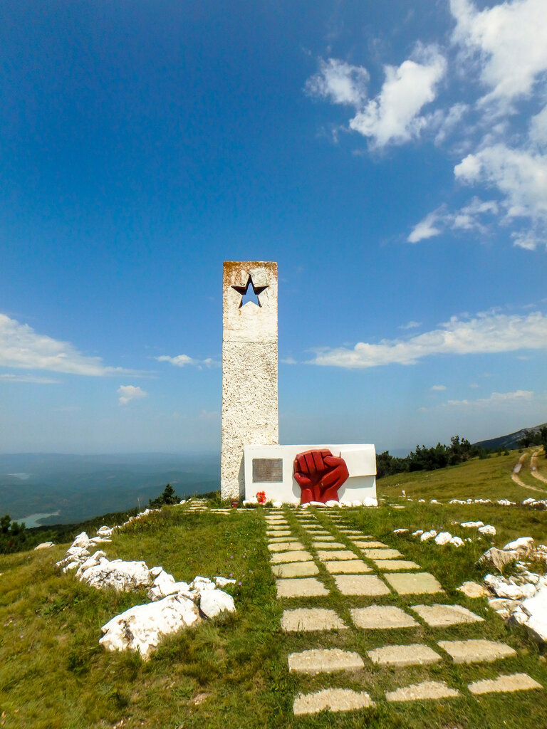 Anıt, heykel Крымским партизанам, Kırım Cumhuriyeti, foto
