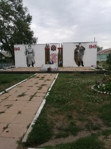Воинам-землякам, погибшим в годы Великой Отечественной войны (Novosibirsk Region, Karasukskiy munitsipalny okrug, selo Shilovo-Kurya, Tsentralnaya ulitsa), anıt, heykel  Novosibirskaya oblastından