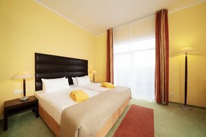 Resort Mark Brandenburg & Fontane Therme (An der Seepromenade 20-21,16816 Neuruppin,), otel  Neuruppin'den