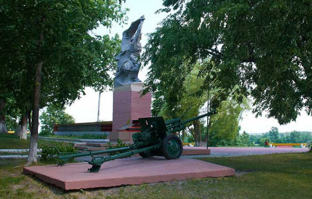 Anıt, heykel Воинам-освободителям, Petrykaw, foto