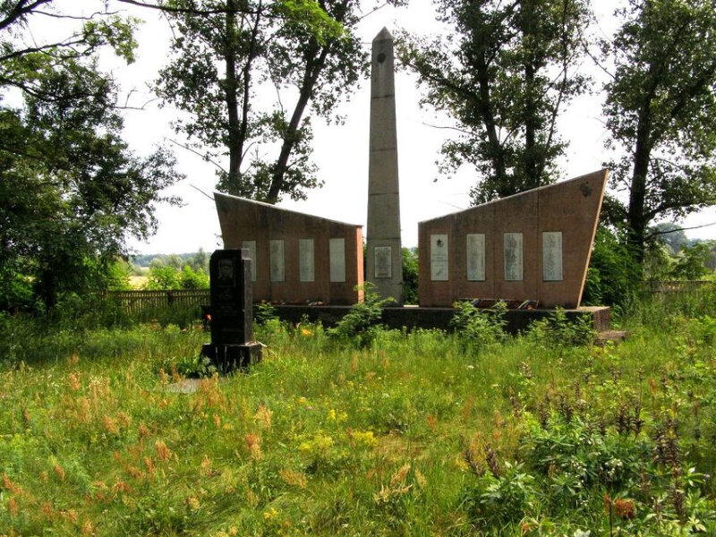 Anıt, heykel Братская могила воинов, Çernigov Bölgesi, foto