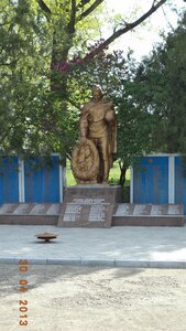 Братская могила (Dnipropetrovska Region, Kryvyi Rih District, selo Zaporizhzhia), anıt, heykel  Dnepropetrovsk Bölgesi'nden