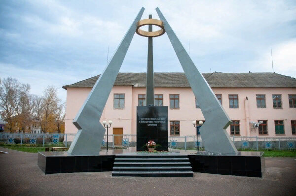 Anıt, heykel Участникам локальных войн и техногенных катастроф, Tuymazy, foto