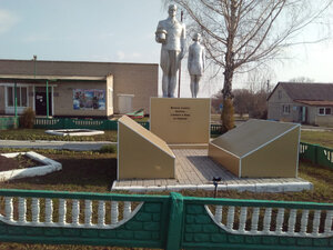 Односельчанам, павшим в Великой Отечественной войне (Lipetsk Region, Krasninskiy rayon, Sotnikovskiy selsovet, derevnya Polovnevo), anıt, heykel  Lipetskaya oblastından