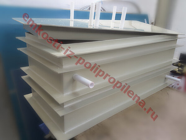 Rezervuar ve sıvı nakliye ekipmanları Emkosti iz polipropilena, Moskova, foto