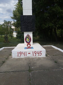 Братская могила советских войнов (Volgograd Region, Kumylzhenskiy rayon, Sulyayevskoye selskoye poseleniye, khutor Pokruchinskiy), anıt, heykel  Volgogradskaya oblastından