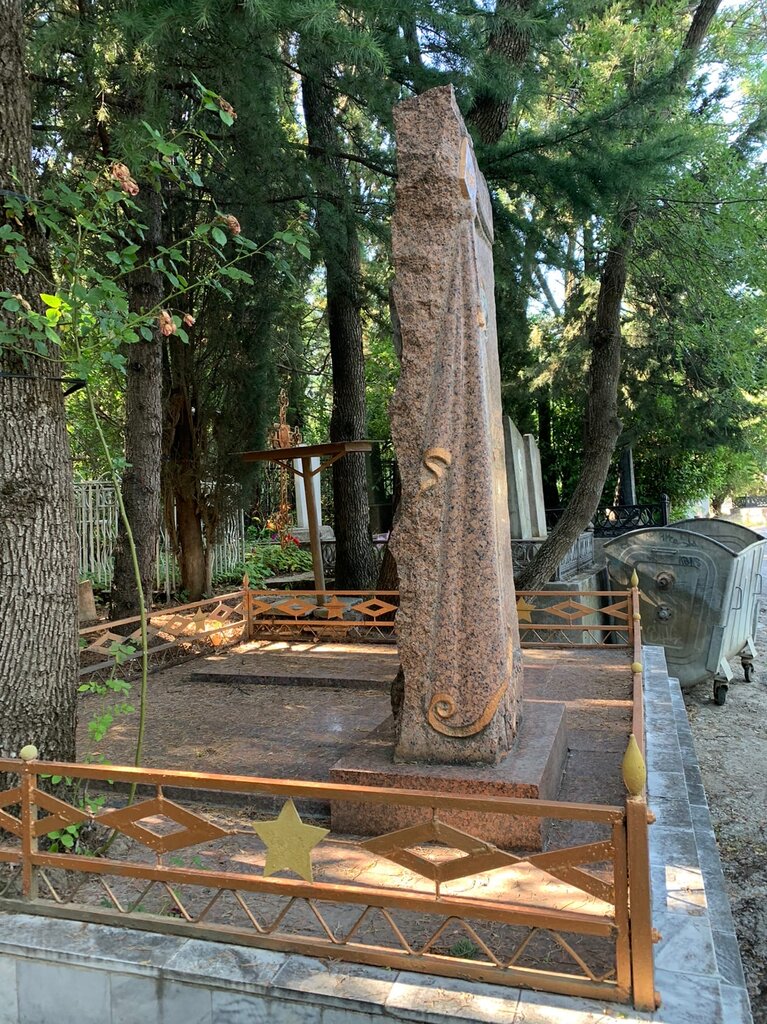 Ünlü kişilerin mezarları Герой Советского Союза П.И. Марьясов, Yalta, foto