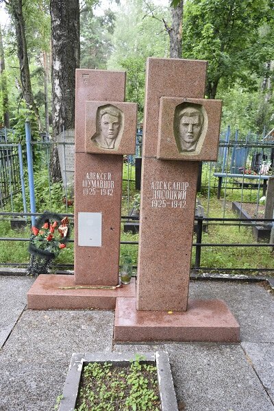 Ünlü kişilerin mezarları Могилы А. Шумавцова и А. Лясоцкого, Liudinovo, foto