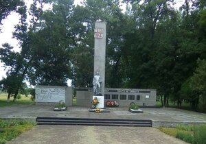 Воинам-односельчанам, погибших в годы Великой Отечественной войны (Krasnodar Territory, Kalininskiy rayon, Kuybyshevskoye selskoye poseleniye, khutor Grechanaya Balka, Sovetskaya ulitsa), anıt, heykel  Krasnodarski krayından