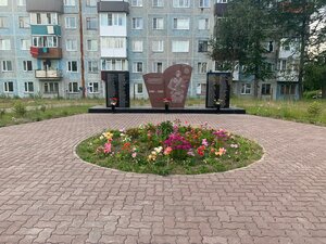 Героям-освободителям в разное время работавшим и проживавшим на территории Пионерского сельского поселения (Kamchatka Territory, Yelizovskiy District, Pionerskoye selskoye poseleniye, posyolok Pionerskiy), anıt, heykel  Kamçatski krayından