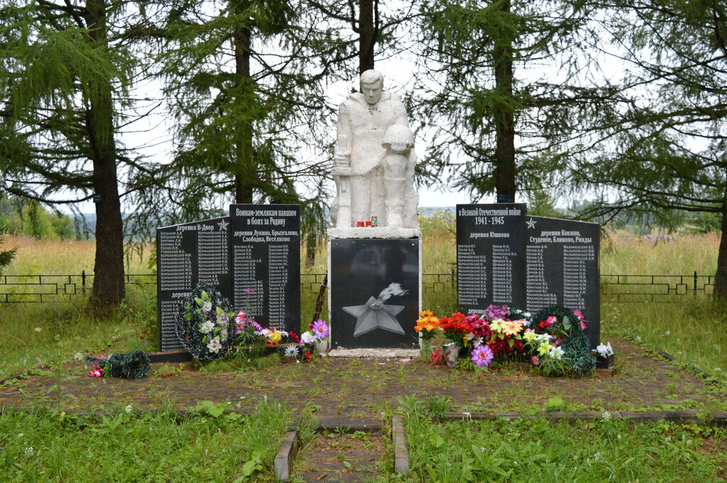 Anıt, heykel Воинам-землякам, Vologodskaya oblastı, foto