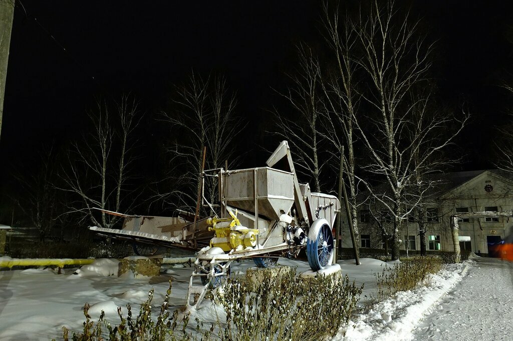 Anıt, heykel Мемориал Трудовой славы сельских механизаторов (Комбайн), Permski krayı, foto
