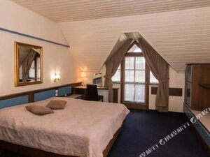 Hasik (Veszprém vármegye), otel  Veszprém'den