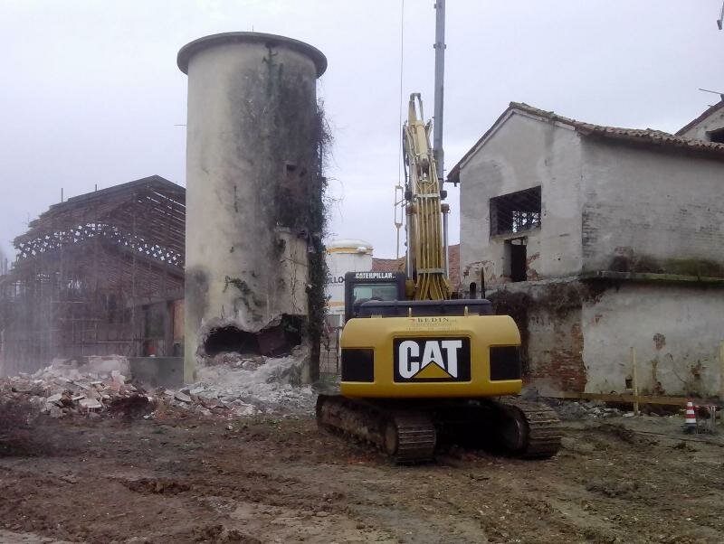Bina yıkım hizmetleri Bedin, Dünya, foto