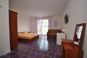 Gostinica Na Persikovoi 21 (Персиковая улица No:21, село Солнечногорское), otel  Kırım Cumhuriyeti'nden