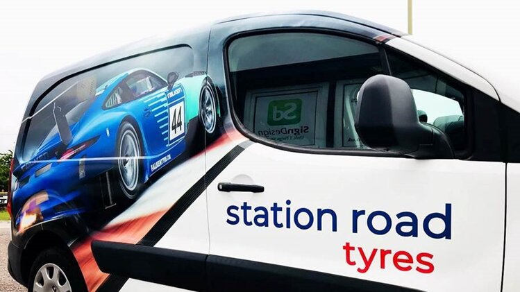 Otomobil ekspertizi Station Road Tyres, İngiltere, foto