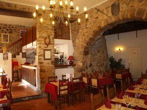 Auberge De Cucugnan (Occitanie, Aude, Arrondissement de Narbonne, Cucugnan, Place de la Fontaine, 2), otel