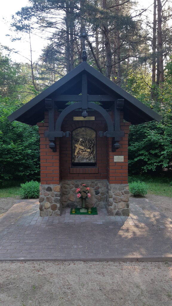 Şapel, haç anıtı Иисус падает в третий раз под крестом, Minskaya oblastı, foto