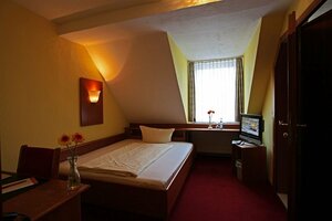 Hotel Harzer Hof (Bahnhofstraße No:26, Osterode am Harz), otel  Osterode am Harz'dan