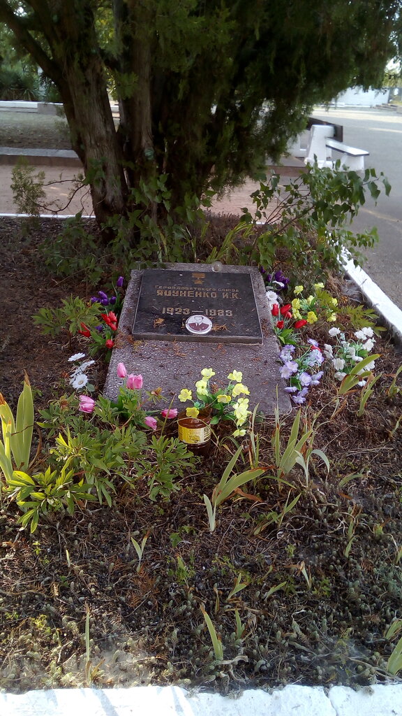 Ünlü kişilerin mezarları Герой Советского Союза, рядовой И.К. Яцуненко, Sevastopol, foto