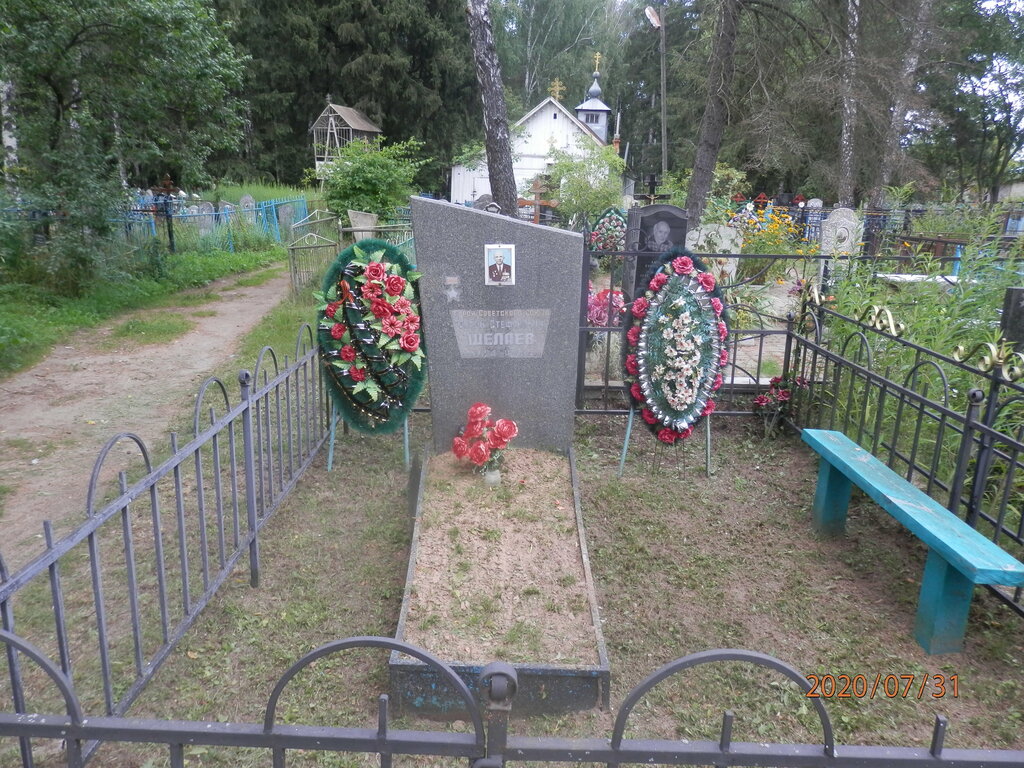 Ünlü kişilerin mezarları Герой Советского Союза Антон Стефанович Шелаев, Kirov, foto
