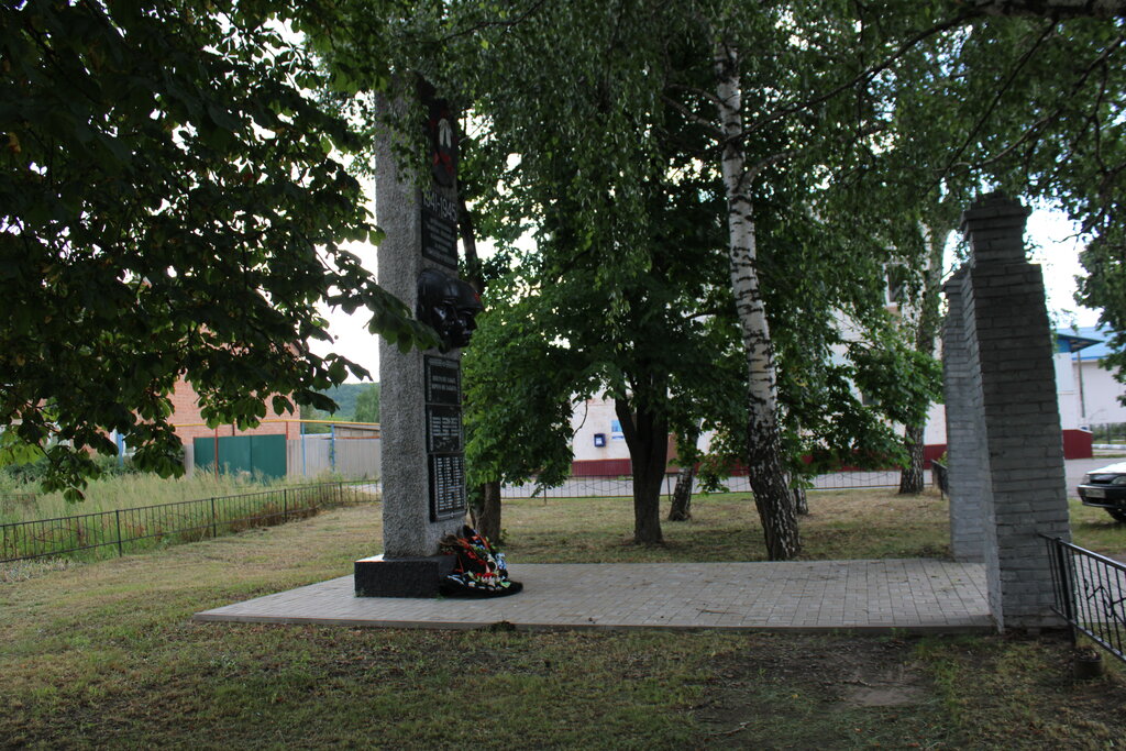 Anıt, heykel Братская могила, Belgorodskaya oblastı, foto