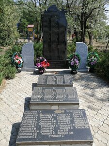 Памятный знак воинам, стоящим на смерть во имя жизни 1941-1945 гг. (ulitsa Lenina No:14, posyolok Mayak Oktyabrya), anıt, heykel  Volgogradskaya oblastından