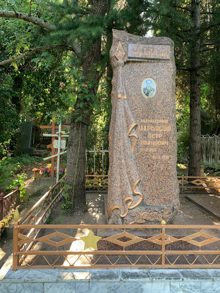 Ünlü kişilerin mezarları Герой Советского Союза П.И. Марьясов, Yalta, foto