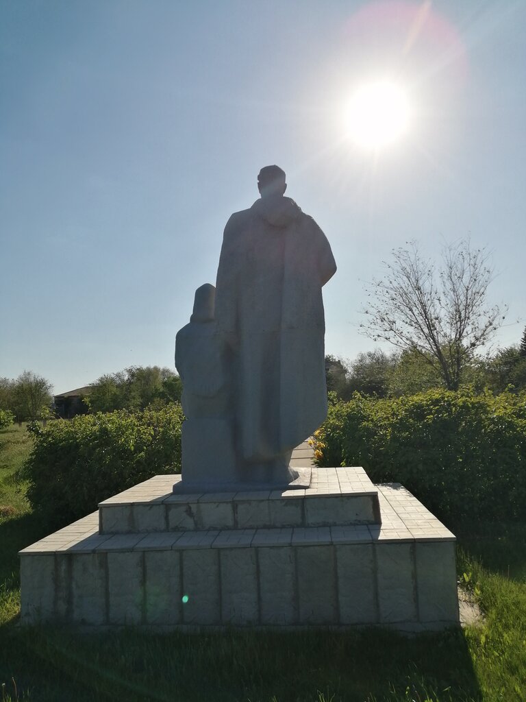 Anıt, heykel Скорбящая мать, Rostovskaya oblastı, foto