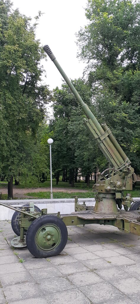 Teknoloji anıtı Зенитное орудие времён Великой Отечественной войны, Velikie Luky, foto