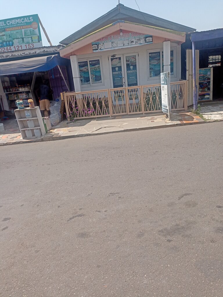 Tıp merkezleri ve klinikler Kwakyes denture service, Akra, foto